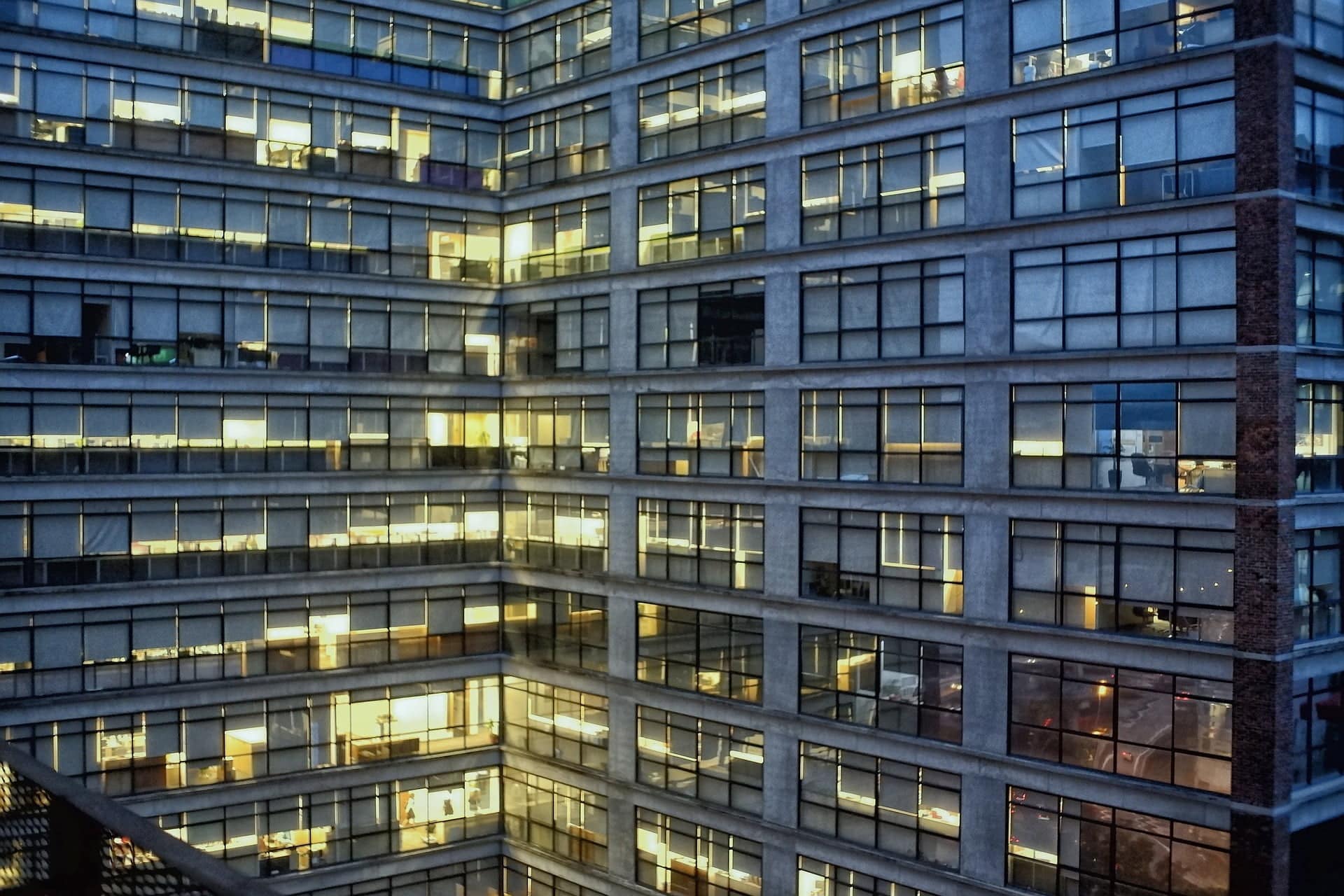Télétravail et recomposition des environnements de travail au bureau ...